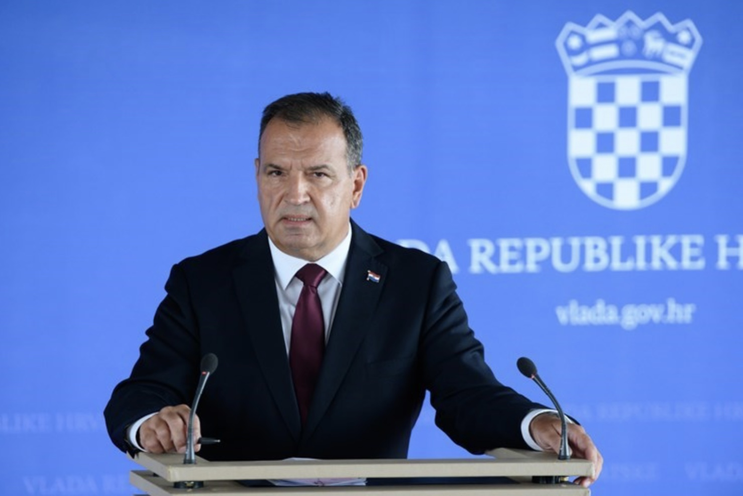 Ministarski meštar hrvatskog zdravstva Vili Beroš i ađutanti ...