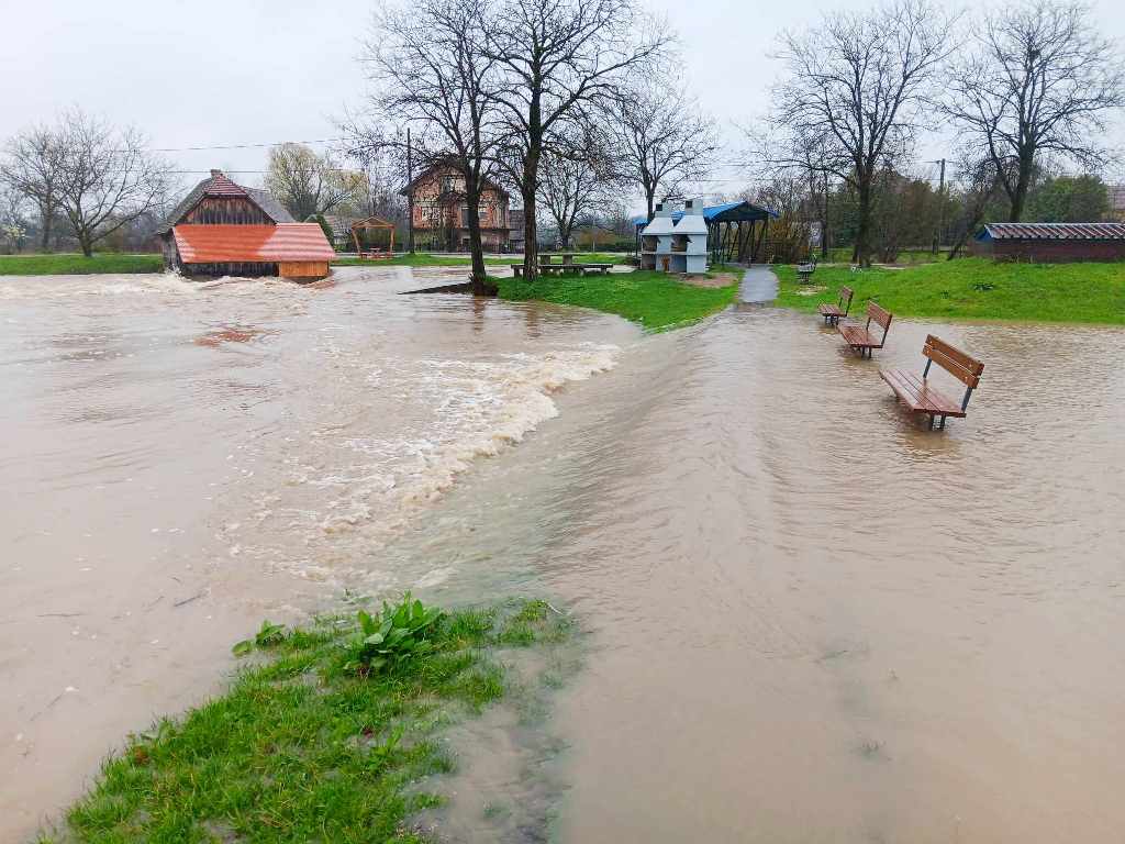 Zbog vodostaja rijeke Une i Sunje na snazi izvanredno stanje obrane od ...